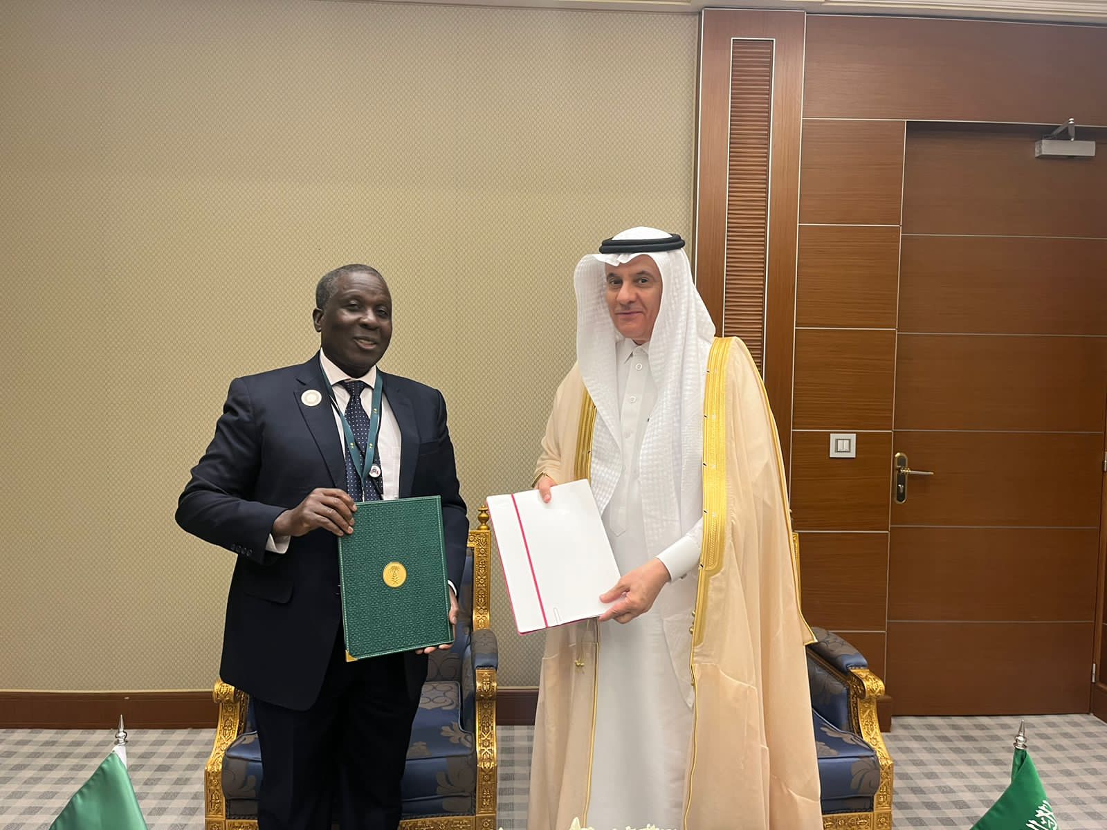 Minister of MEWA Signs an MOU with the Zambian Minister of Agriculture